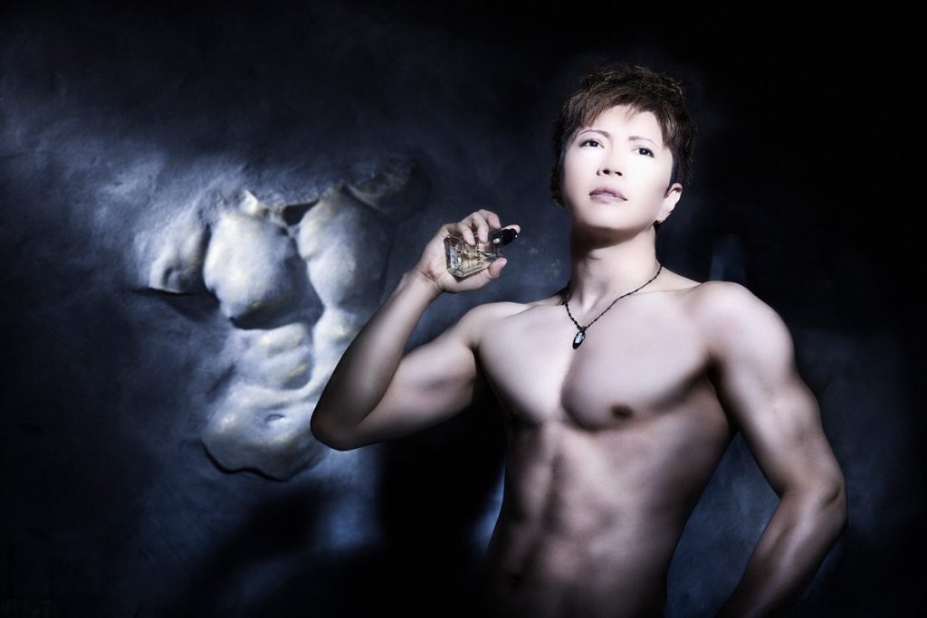 【効果絶大】GACKTの腹筋が美しすぎる！ヤバいトレーニングのやり方とは？ | THE ANSWERS